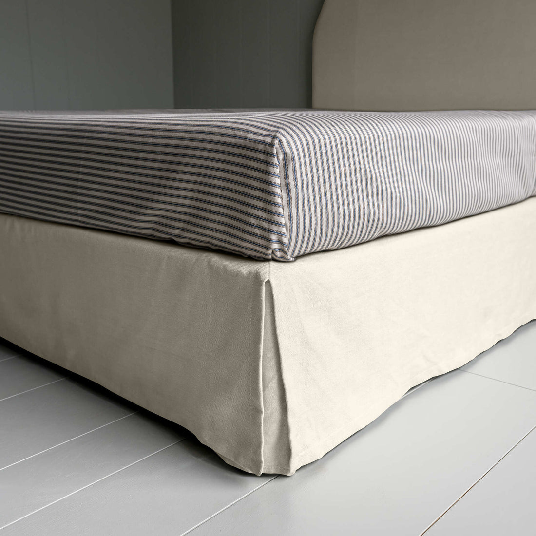 Dream Ticket Upholstered Bed in Laidback Linen Dove with Kick Pleat ...