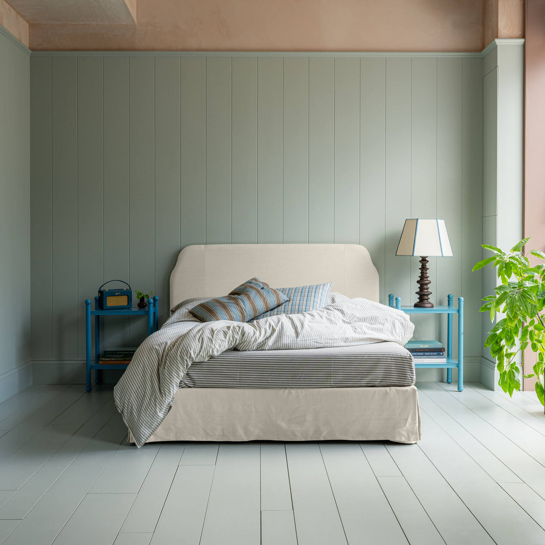 Dream Ticket Upholstered Bed in Laidback Linen Dove with Kick Pleat ...